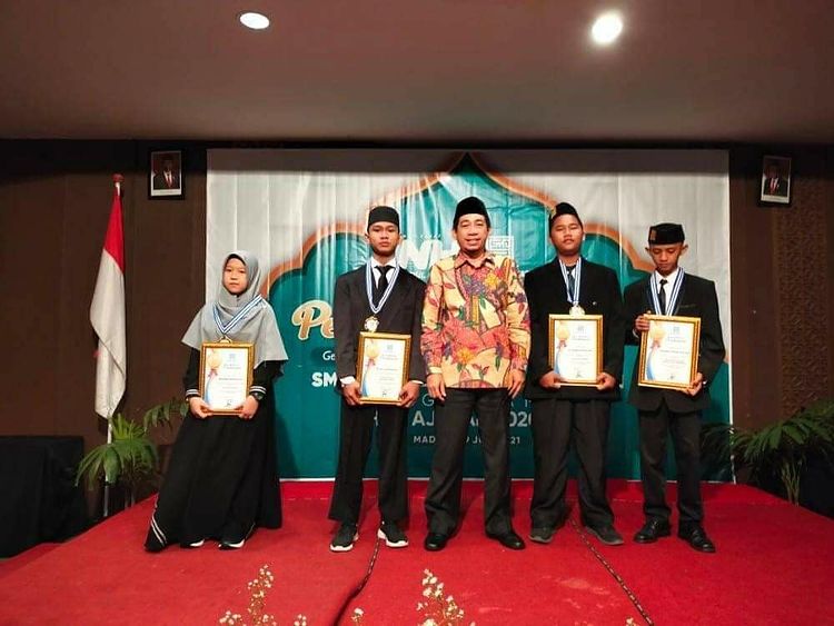 PENGUKUHAN SANTRI & WISUDA SANTRI ANGKATAN PERTAMA - pesantren khairunnas